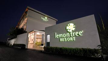 Um edifício moderno com uma placa indicando 'lemon tree RESORT'.