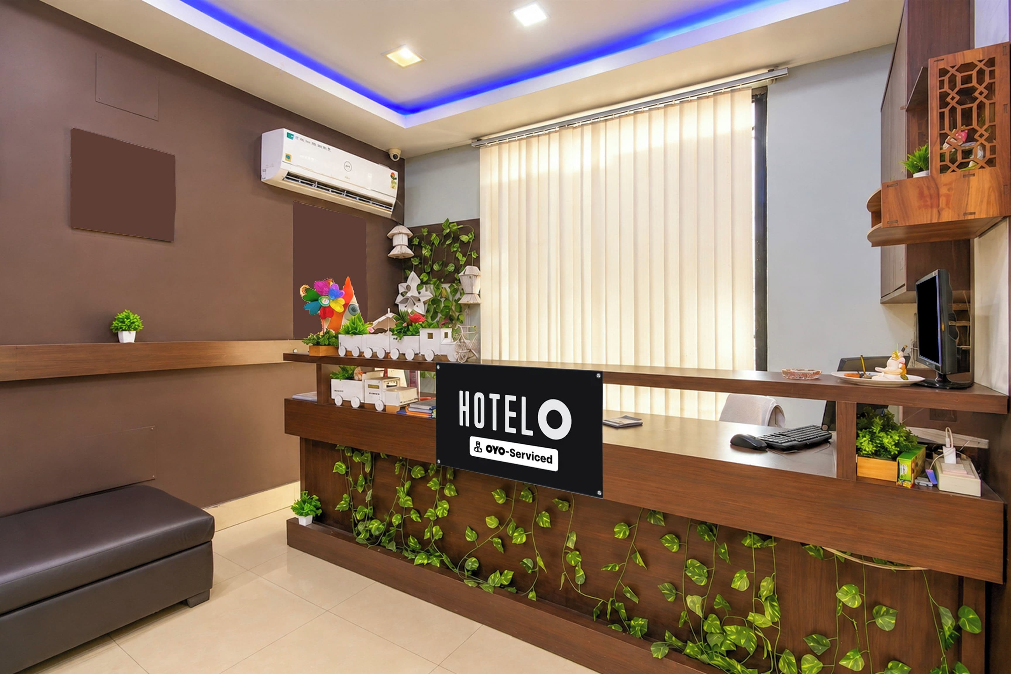 Bancada de recepção de hotel com sinal indicando que é administrado pela OYO.