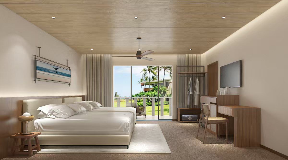 Quarto com cama, escrivaninha, cadeira, ventoinha no teto e televisão.
