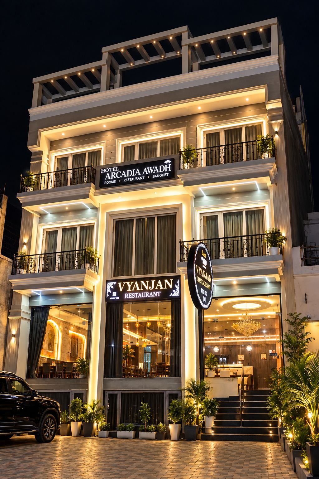 Um hotel com restaurante chamado 'VYANJAN' e salão de festas chamado 'HOTEL CADIA AWADH'.