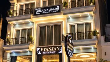 Um hotel com restaurante chamado 'VYANJAN' e salão de festas chamado 'HOTEL CADIA AWADH'.