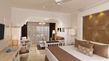 Quarto de hotel com cama, escrivaninha, cadeira, televisão e ventoinha no teto.