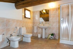 Casa de banho com sanita, bidé e lavatório.