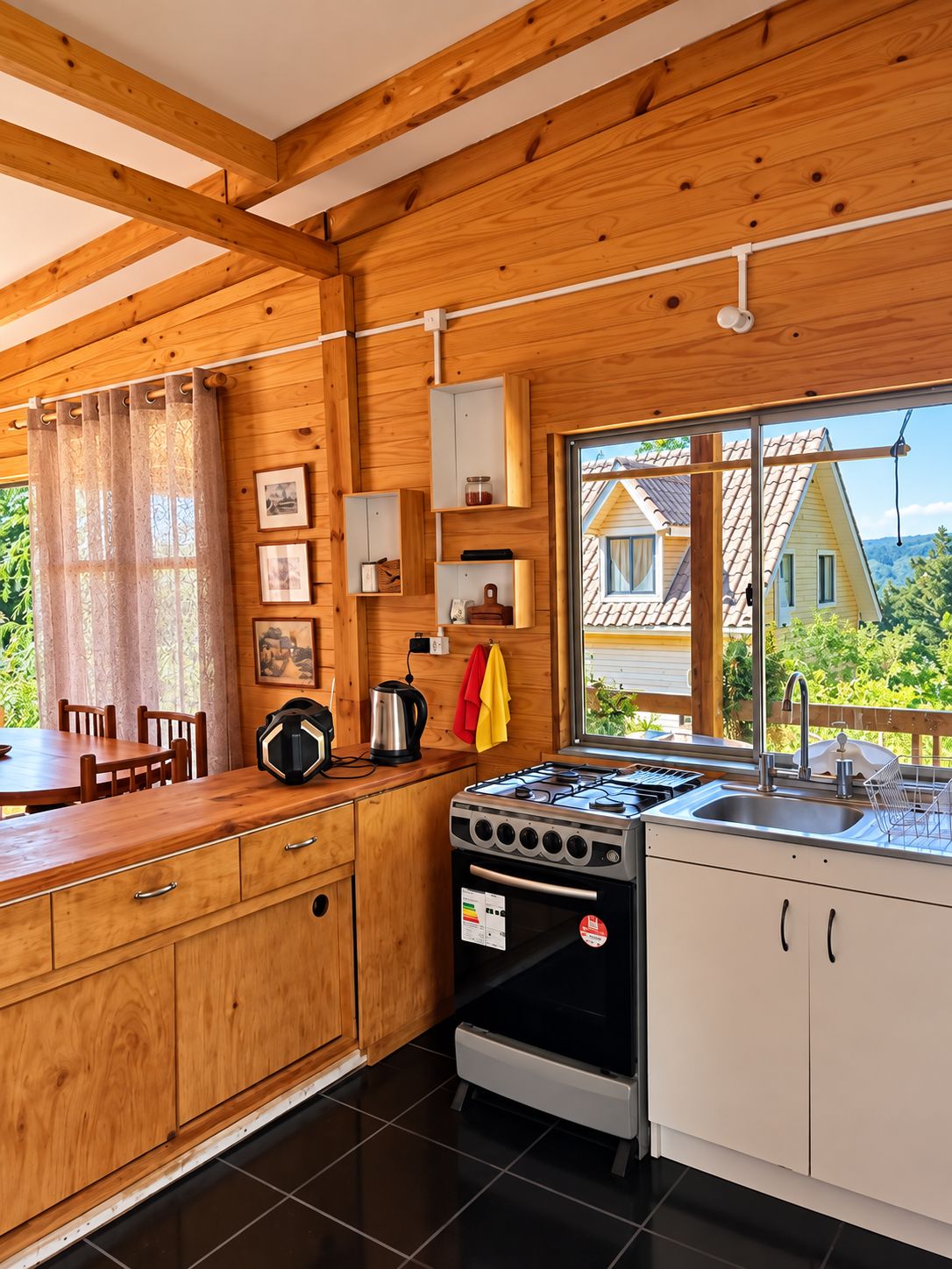 Cozinha de cabana de madeira com fogão, pia e armários.