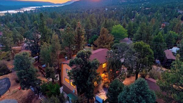 Bear Pine Lodge By Avantstay Hot Tub + Firepit + Arcade Mountain Views Mins To Slopes + Lake - Big Bear Lake, CA