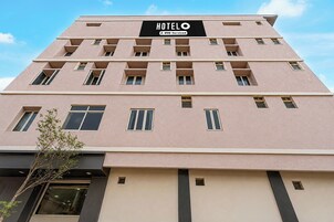 Edifício de hotel com placa indicando 'Hotel OWO-Serviced'.