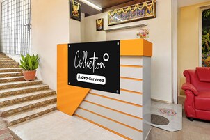 Uma mesa de recepção com uma placa indicando 'Collection' e 'OYO-Serviced'.