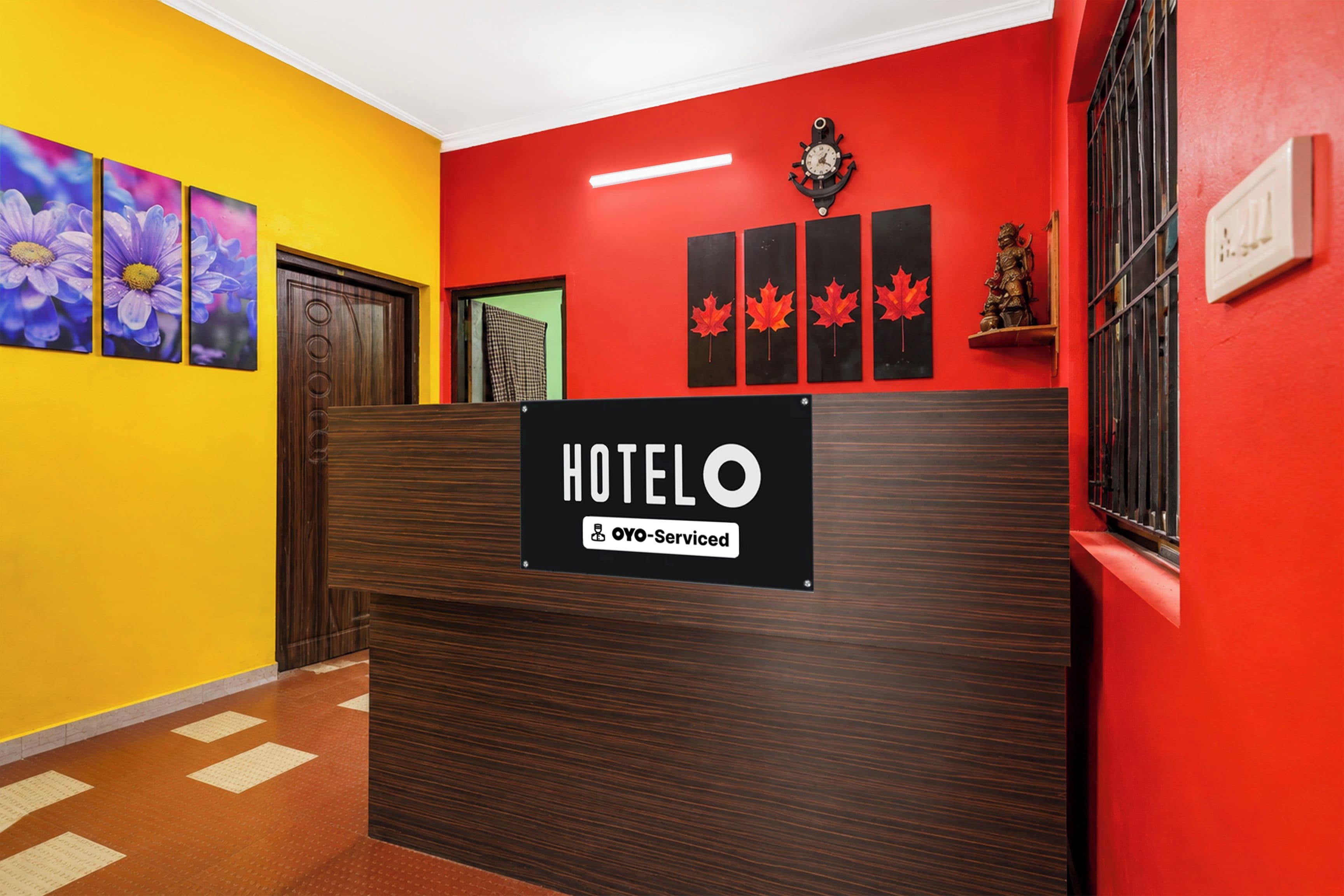 Balcão de recepção de hotel com uma placa indicando que o serviço é realizado pela OYO.