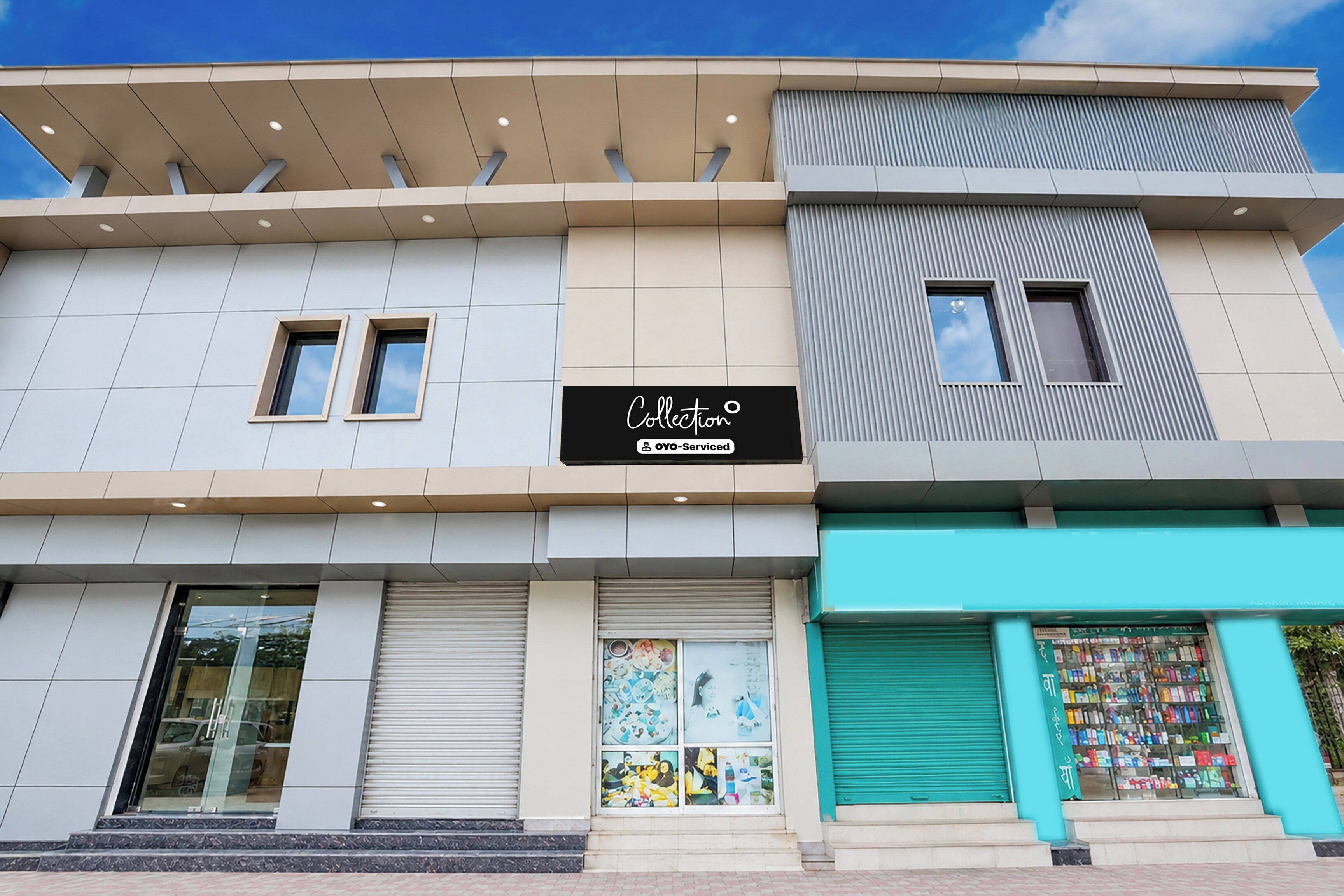 Edifício de vários andares com design moderno, com um café no térreo e um cardápio visível.