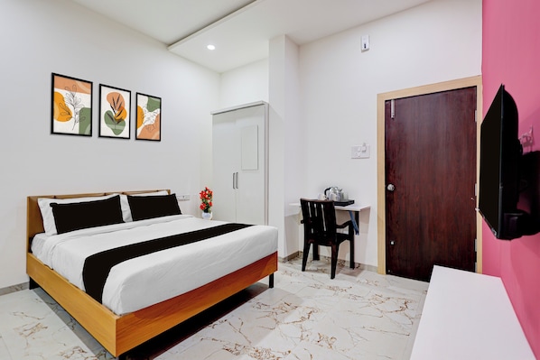 Quarto com cama, escrivaninha, cadeira, guarda-roupa e porta.