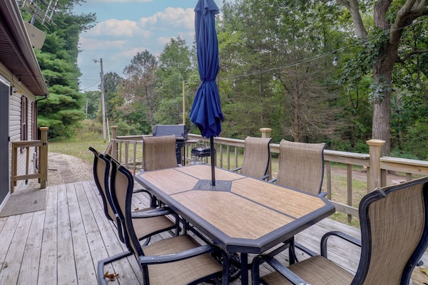 Recently Remodeled! Hillsboro Home W/ Fire Pit - Illinois