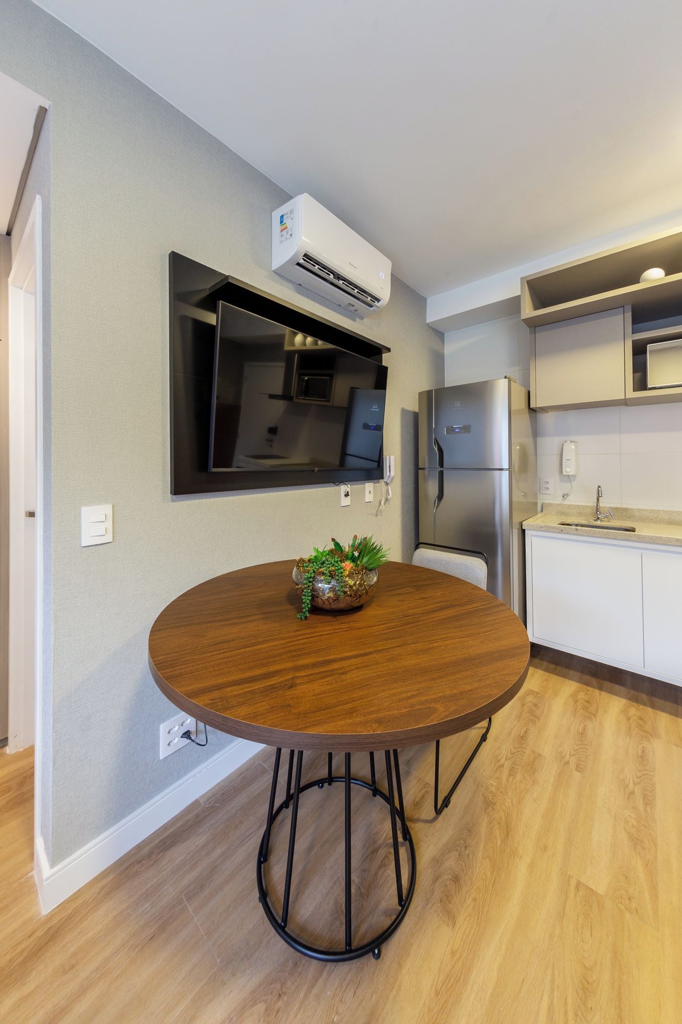 Cozinha moderna com forno embutido, micro-ondas e frigorífico.