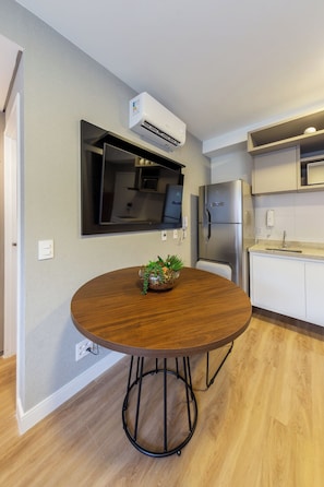 Cozinha moderna com forno embutido, micro-ondas e frigorífico.