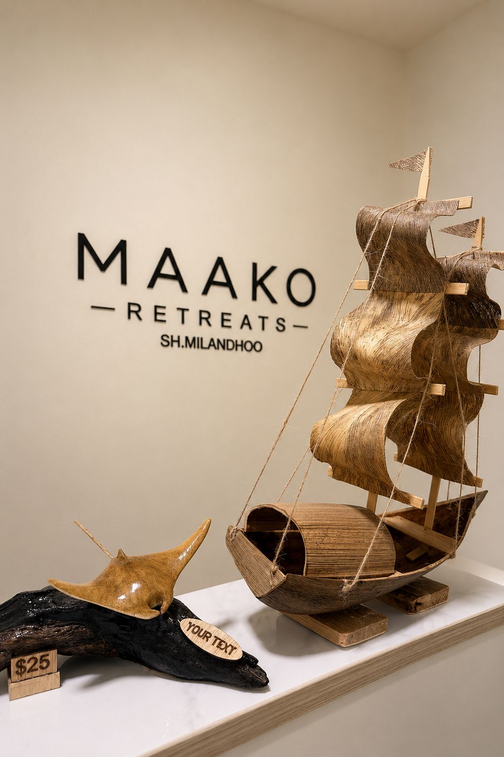 Um modelo de navio de madeira e um objeto preto com etiqueta de preço em um suporte de exposição.