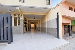 Um edifício com uma galeria coberta que leva a um portão.