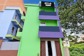 Um edifício de vários andares com uma placa indicando que é um hotel.