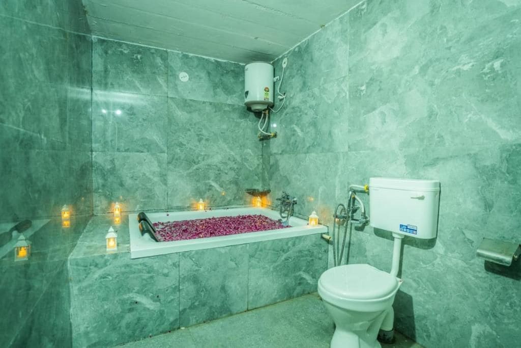 Um banheiro com banheira, vaso sanitário e aquecedor de água.