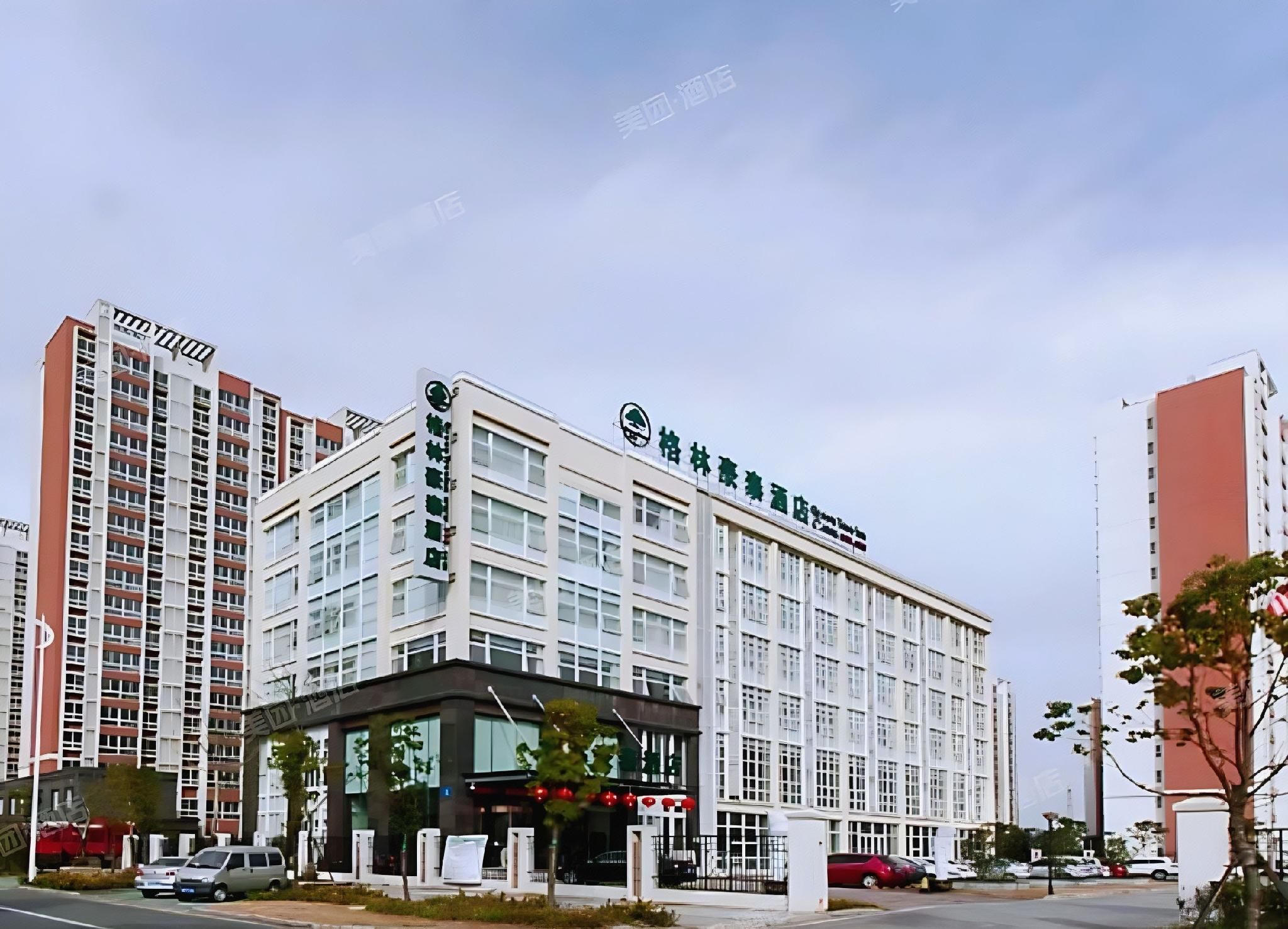 Um hotel com várias andares, fachada moderna, janelas amplas e um logotipo marcante na fachada do edifício.
