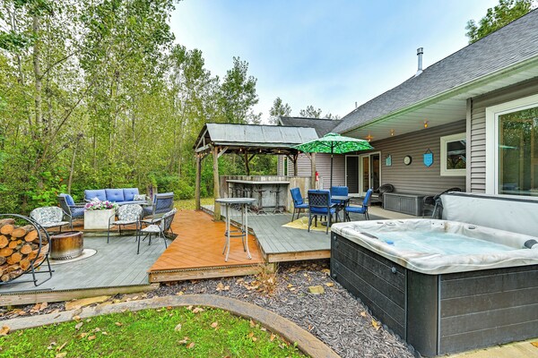 Hot Tub, Game Room & Steps To Pond! Elkhart Escape - Elkhart, IN