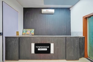 Bancada de recepção com placa indicando serviço OYO.