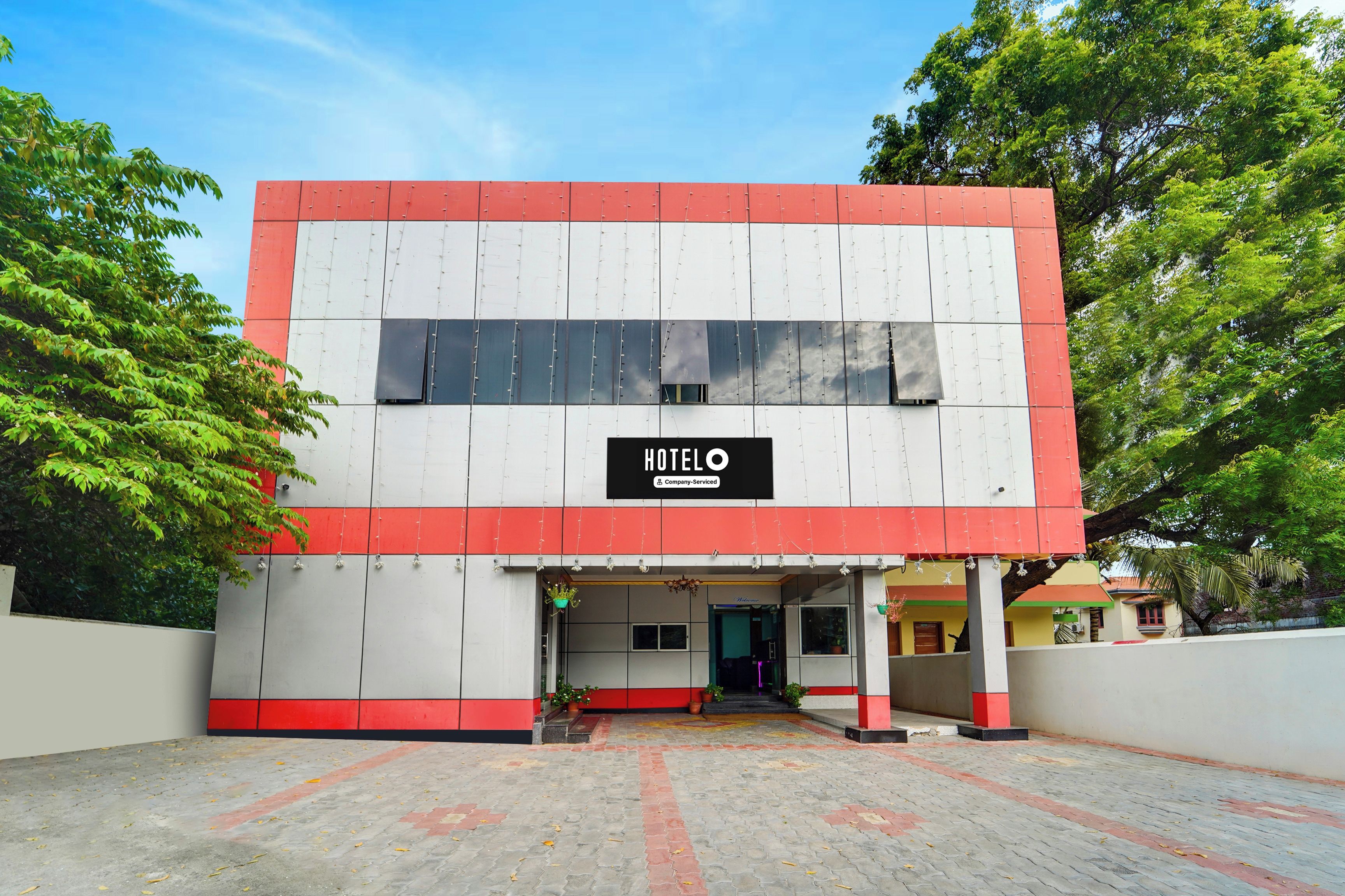 Um edifício de dois andares com uma placa que diz 'HOTEL'.