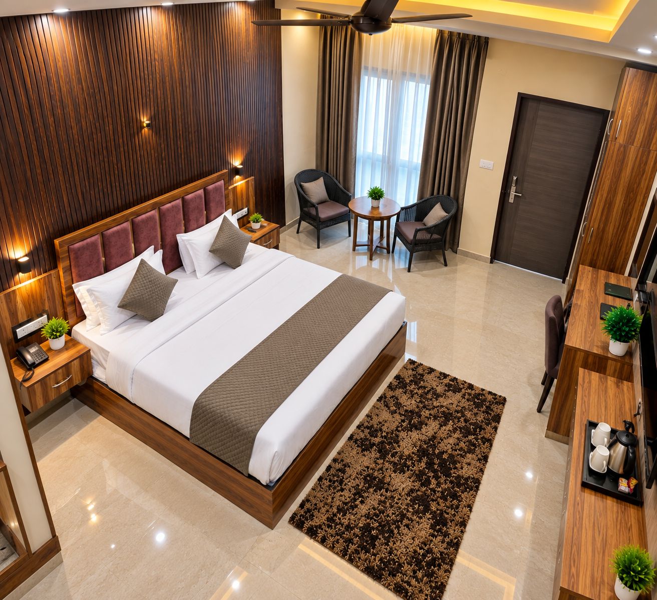 Quarto de hotel moderno com uma cama grande, uma mesa e uma cadeira.