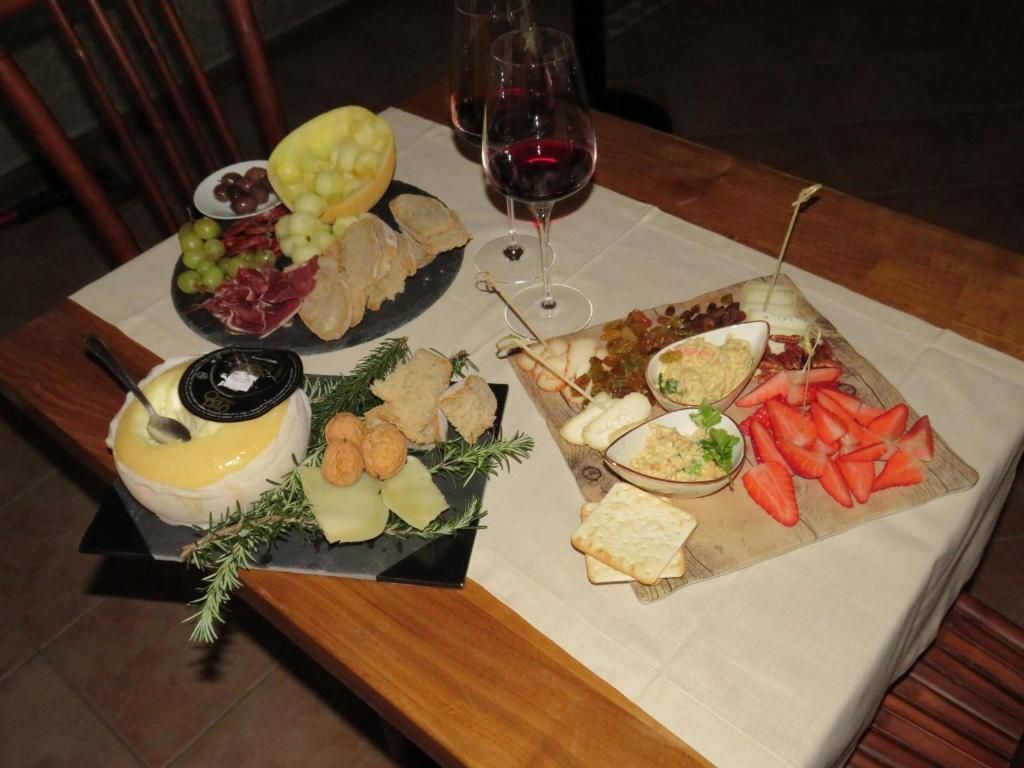 Uma mesa com diversos pratos e uma taça de vinho.