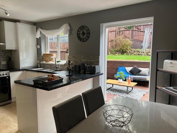 Bliss Retreat - Spacious 4 Bedroom House - Bridgend