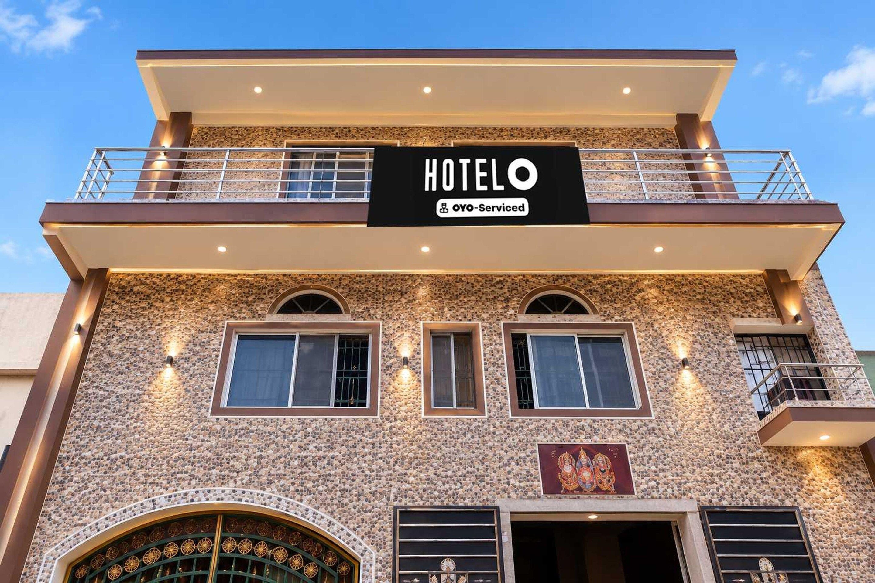 Um hotel com uma placa indicando 'HOTELO' e 'YO-Serviced'.