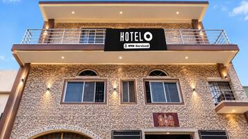 Um hotel com uma placa indicando 'HOTELO' e 'YO-Serviced'.