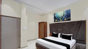 Quarto moderno com cama grande, guarda-roupa e um quadro na parede.