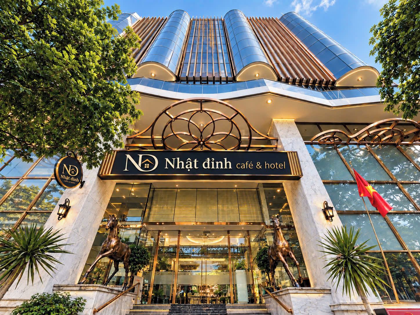 Um edifício moderno com café e hotel.