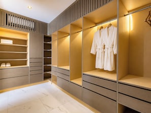 Um closet moderno com prateleiras embutidas, espaço para pendurar roupas e um par de chinelos no chão.