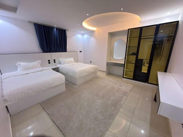Aurion Grand Villa 12br With Rooftop - Medina, Saudi Arabia