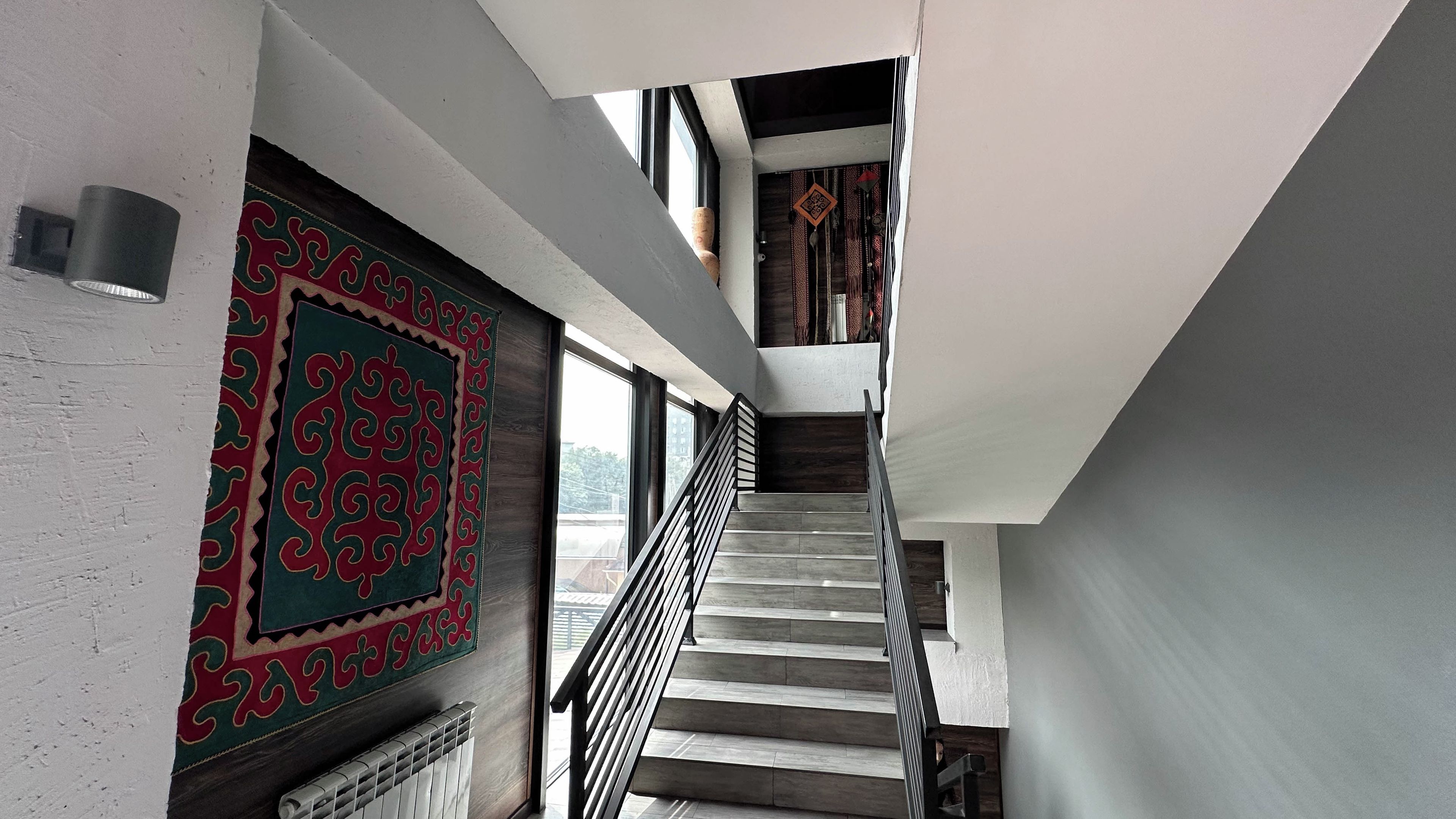 Escadaria com design moderno que dá acesso a um andar superior.