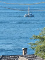 Água calma com um barco e uma chaminé.