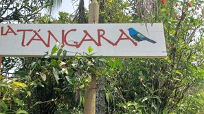 Placa com o nome 'La Tancara' e um pássaro pintado.