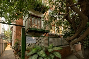 Uma área residencial com uma placa indicando 'LIVEAWAY BENGALURU (HSR) by PACK'.