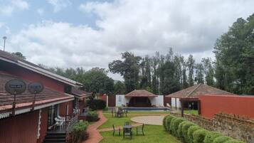 Hotel com piscina, área de estar externa e espaço coberto.