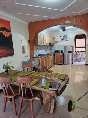 Cozinha espaçosa com armários de madeira, forno embutido e geladeira.