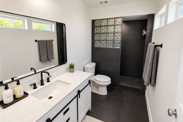 Montrose Rooftop Townhome 3 Suites Sleeps 8 - Houston