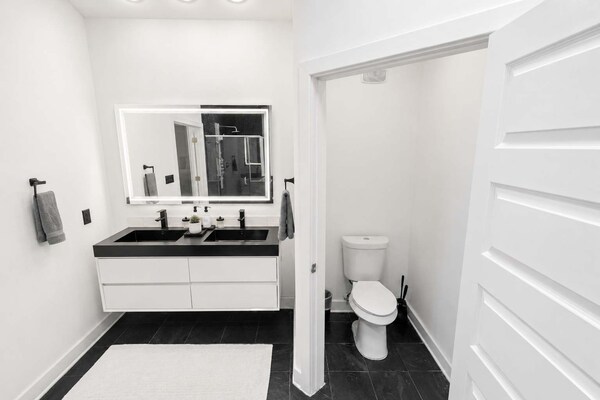Modern 4-story Townhome Med Center Sleeps 8 - Houston, TX