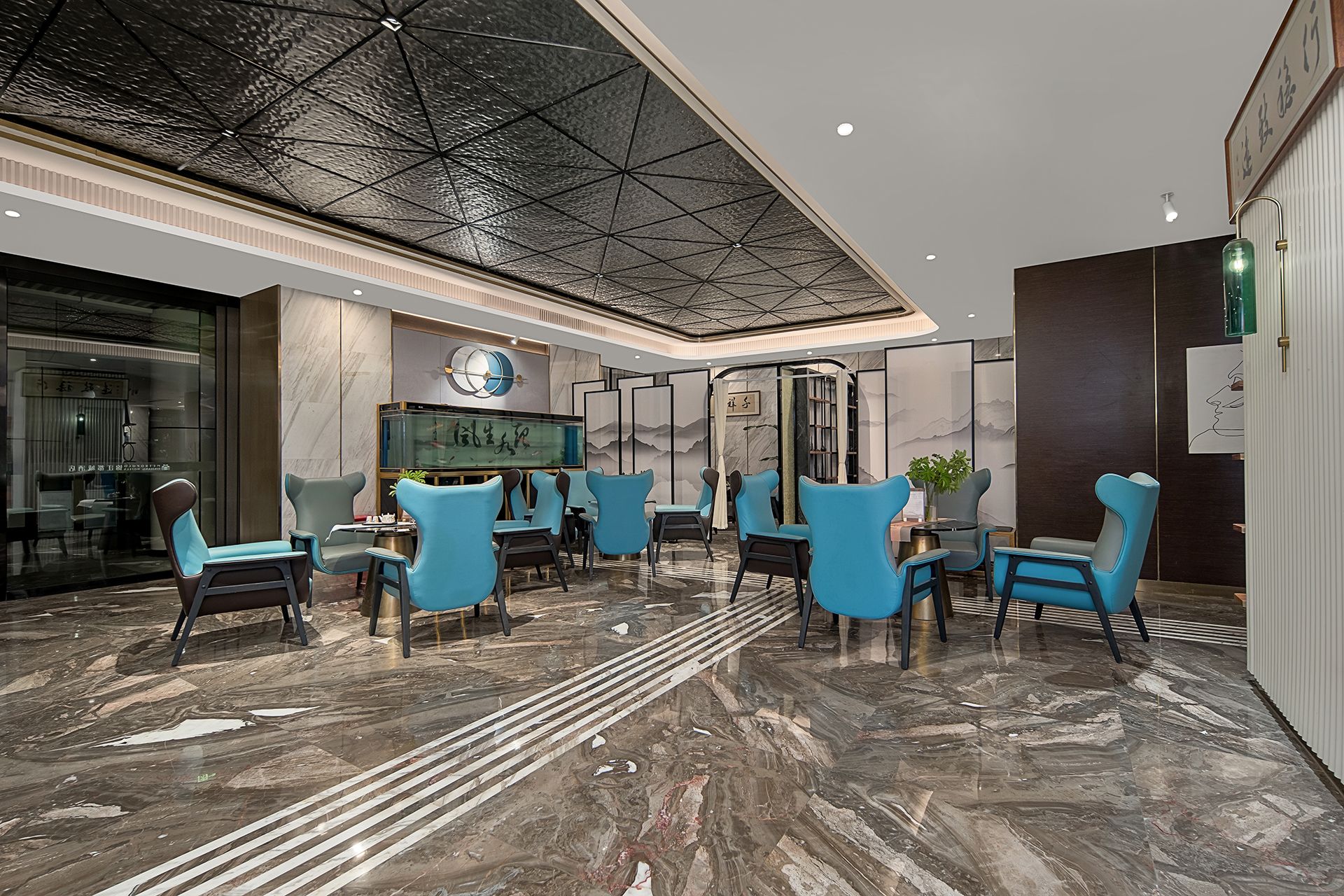Interior moderno com design geométrico no teto, piso de mármore e cadeiras estofadas em azul dispostas em torno de uma mesa central.