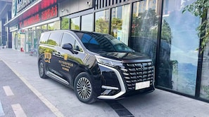 Um SUV preto estacionado em frente a um edifício com grandes janelas.