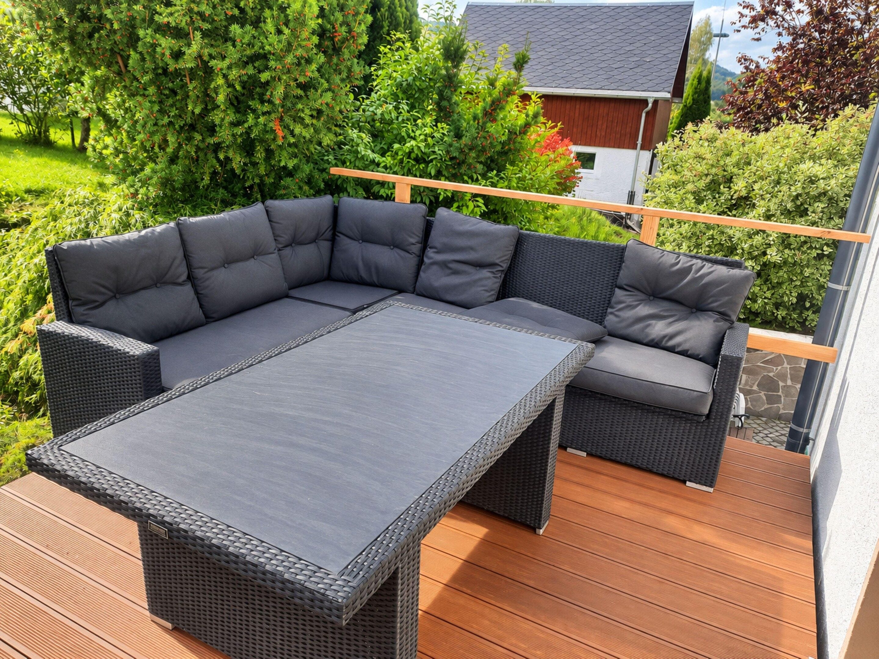 Sofá modular com mesa combinando numa varanda.