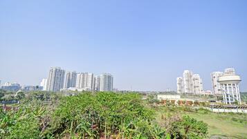 Zona residencial com edifícios altos e um reservatório de água.