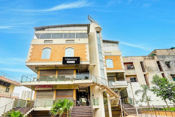 Townhouse Relax Suits A Boutique - Noida