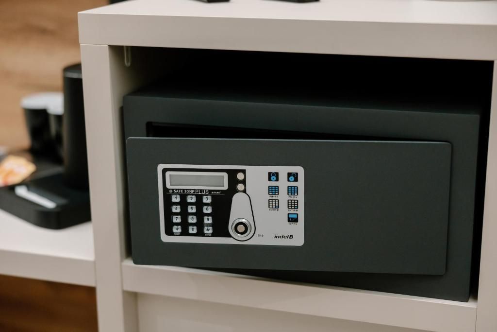 Painel de controle com teclado e visor digital, provavelmente para uma máquina de café ou equipamento similar.