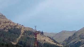 Paisagem montanhosa com um grande edifício branco identificado como 'Gran Sasso'.