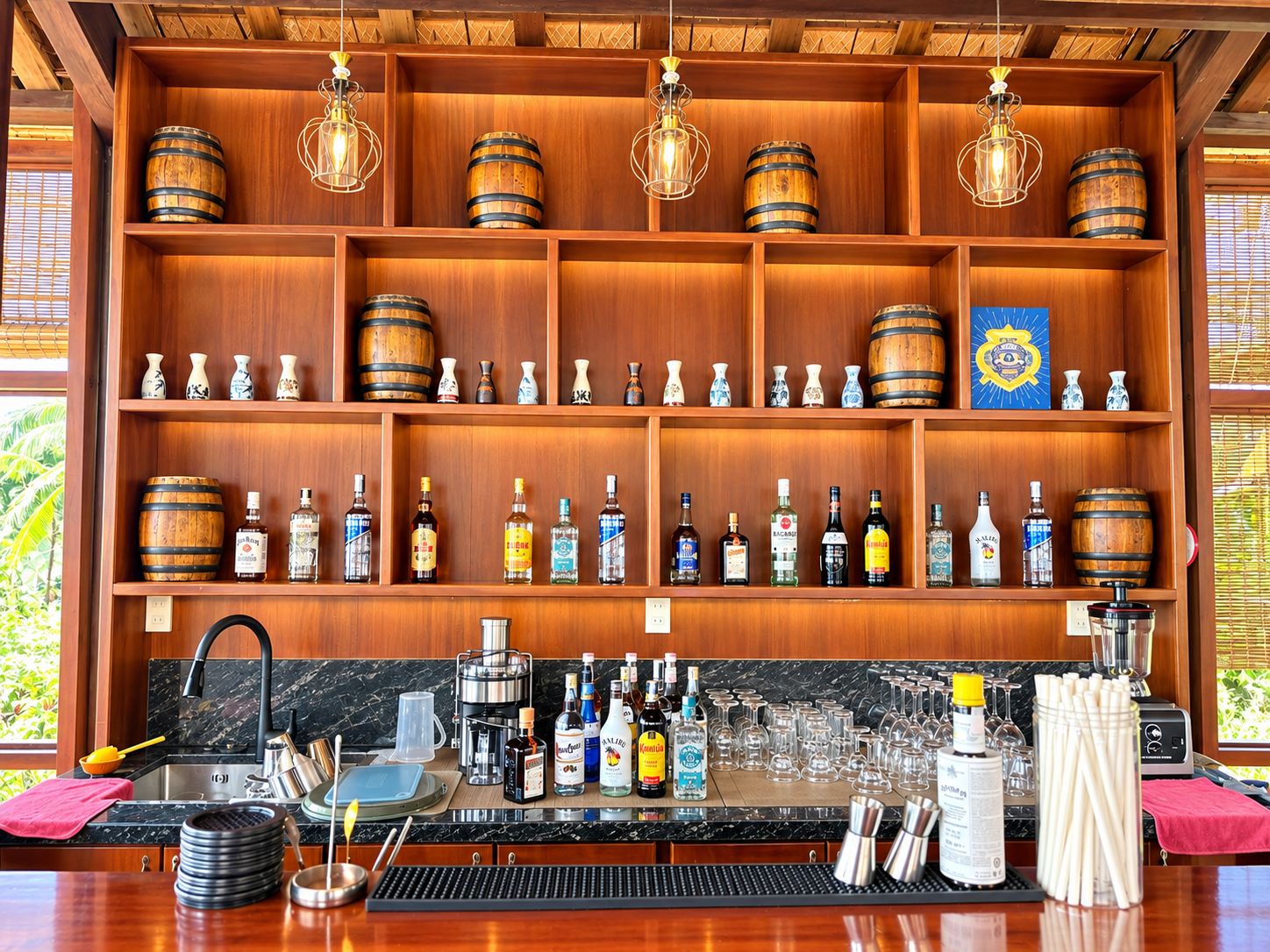 Espaço de bar com prateleiras de madeira, garrafas e máquina de café.